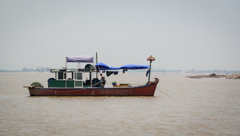Small Boat on the Lake in Srinagar, India Editorial Stock Photo - Image ...