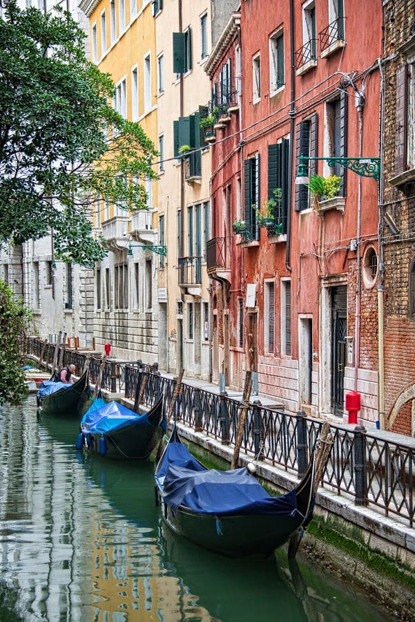 Small Canal with Boats in Venice Editorial Photography - Image of boats ...