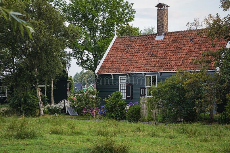 Old Farm House Along the Canal in a Small Dutch Town Giethoorn Stock ...