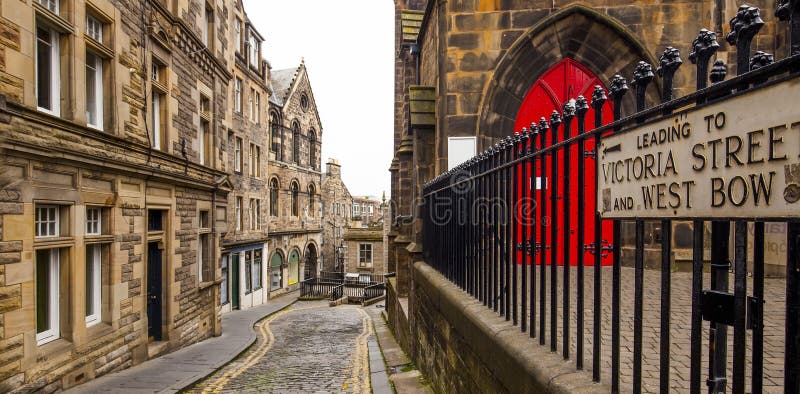 Street View in Edinburgh Old Town Editorial Photography - Image of ...