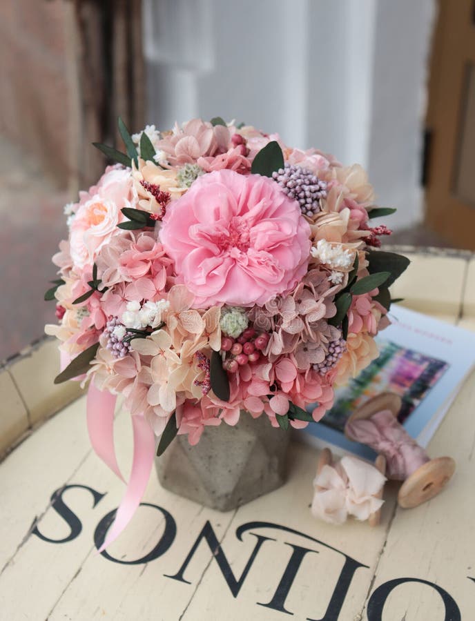 Small Round Flower in Ceramik Box. Magic Flowers Box. Preserved Flowers ...