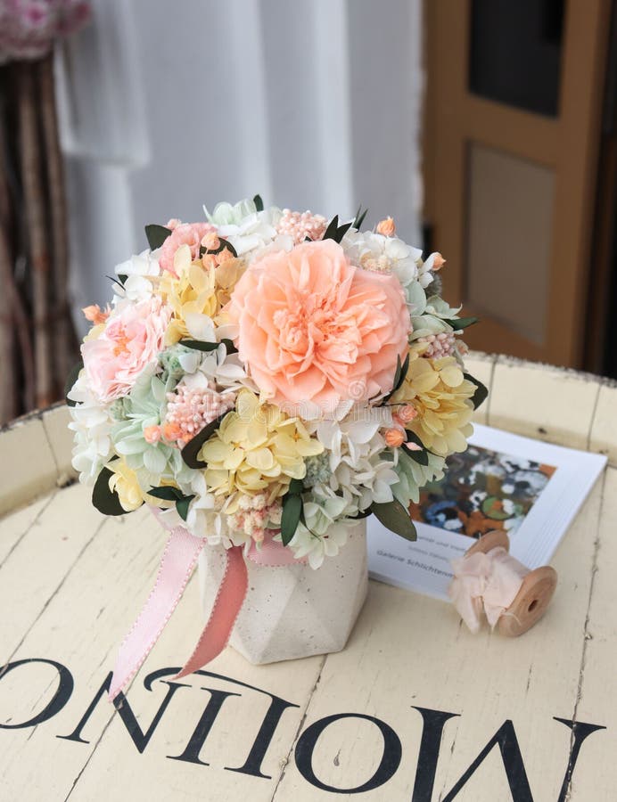 Small Round Flower in Ceramik Box. Magic Flowers Box. Preserved Flowers ...