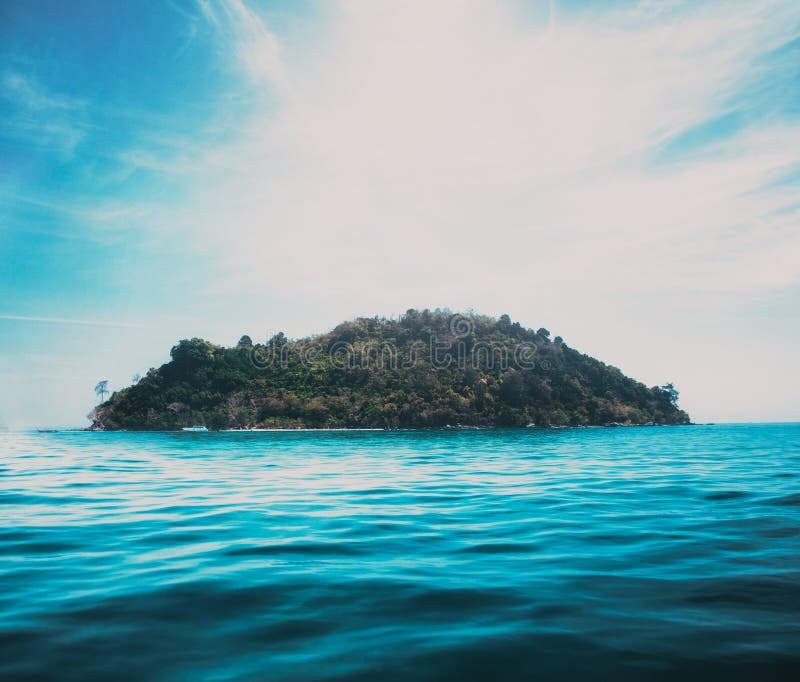Small Tropical Island in the Middle of the Ocean Stock Image - Image of ...