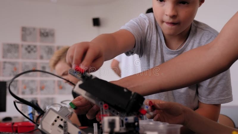 Smart Children Makes a Robot from the Robotic Constructor in School of ...