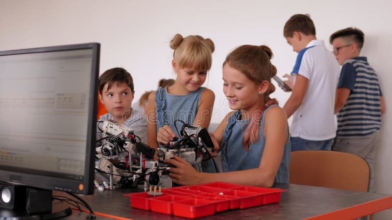 Smart Children Makes a Robot from the Robotic Constructor in School of ...