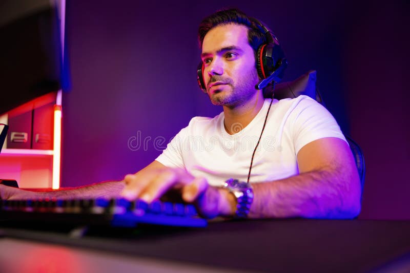 Smart Streamer Talking with Team Member Players Using Headset and Mic ...