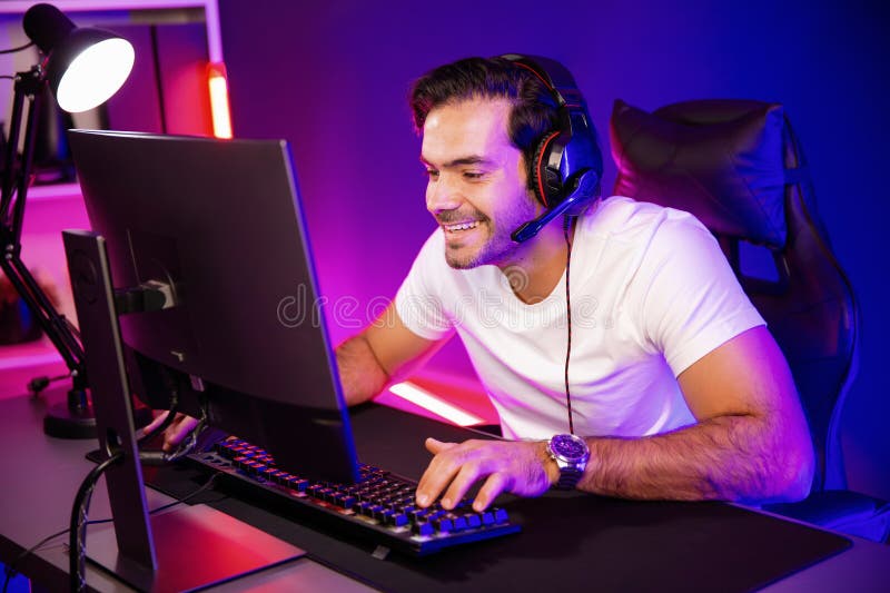 Smart Streamer Talking with Team Member Players Using Headset and Mic ...