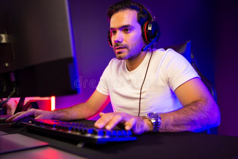 Smart Streamer Talking with Team Member Players Using Headset and Mic ...