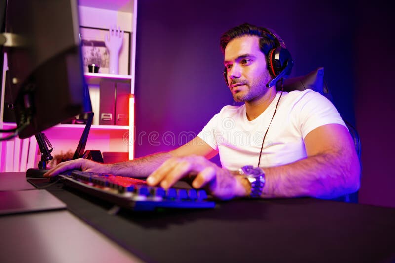 Smart Streamer Talking with Team Member Players Using Headset and Mic ...