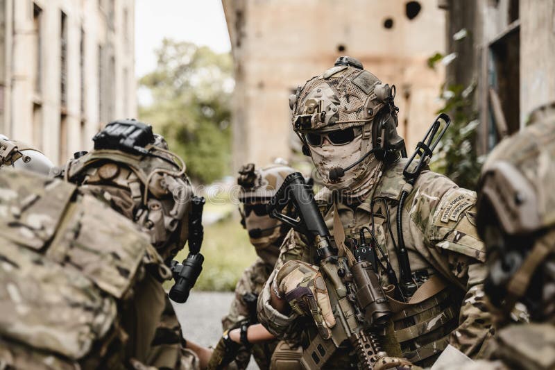 Smart Teamwork of Soldiers Running Forward and Attacking Enemy Stock ...