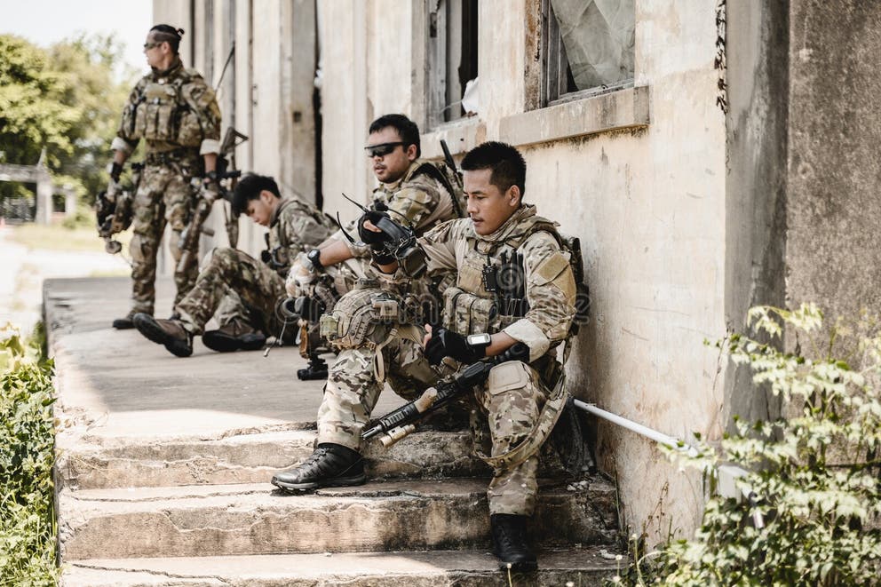 Smart Teamwork of Soldiers Running Forward and Attacking Enemy Stock ...