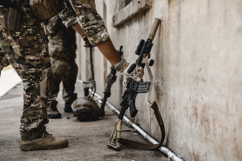 Smart Teamwork of Soldiers Running Forward and Attacking Enemy Stock ...