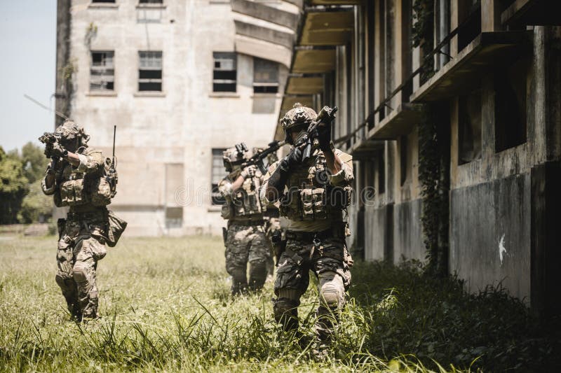 Smart Teamwork of Soldiers Running Forward and Attacking Enemy Stock ...