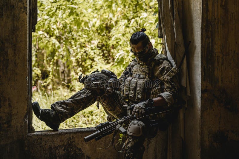 Smart Teamwork of Soldiers Running Forward and Attacking Enemy Stock ...