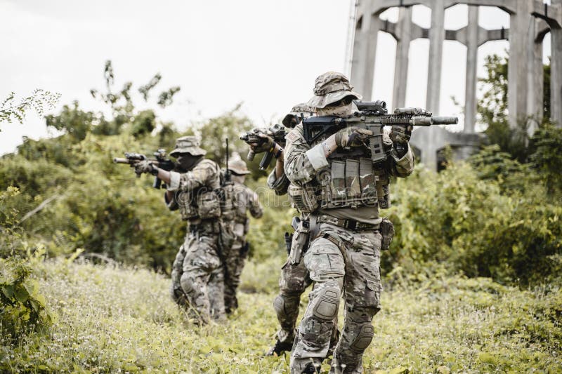 Smart Teamwork of Soldiers Running Forward and Attacking Enemy Stock ...