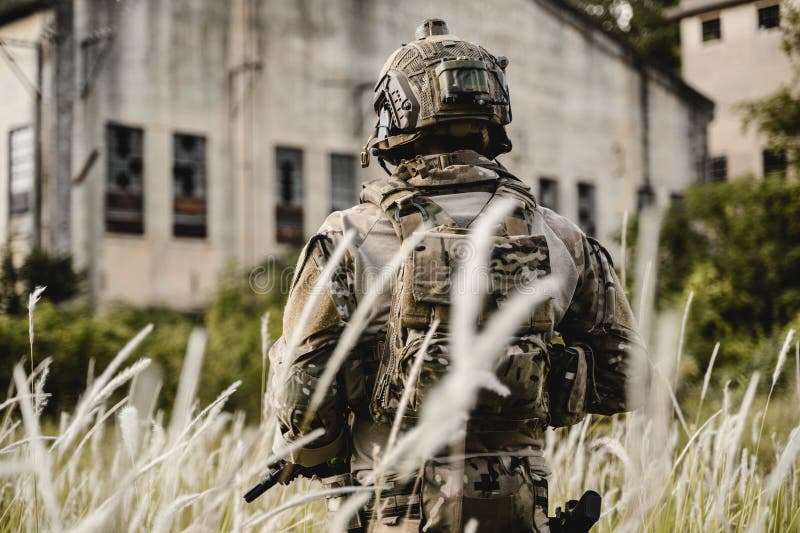 Smart Teamwork of Soldiers Running Forward and Attacking Enemy Stock ...