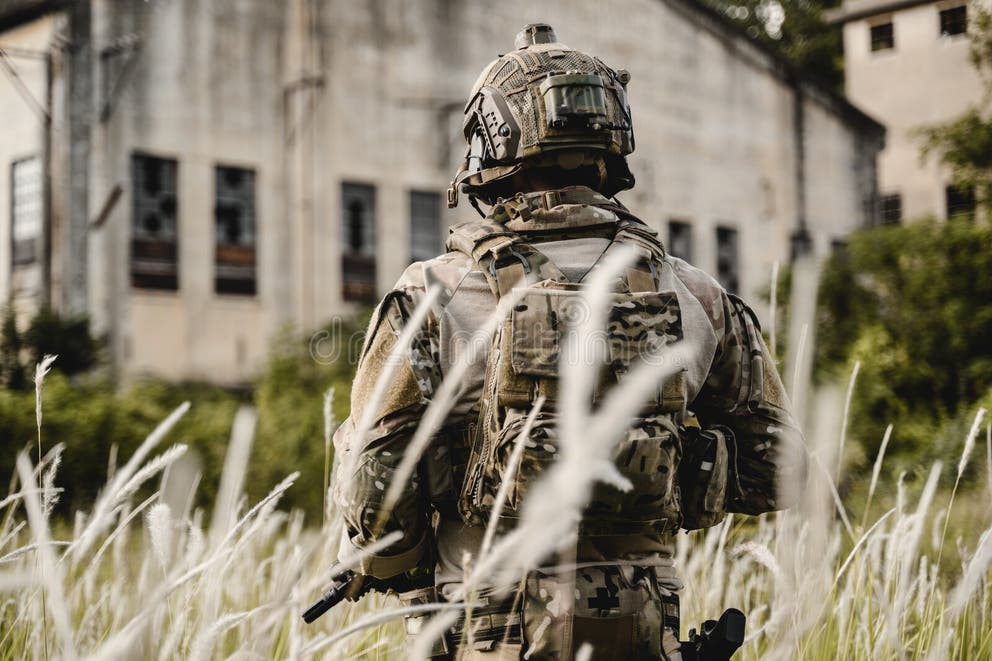 Smart Teamwork of Soldiers Running Forward and Attacking Enemy Stock ...