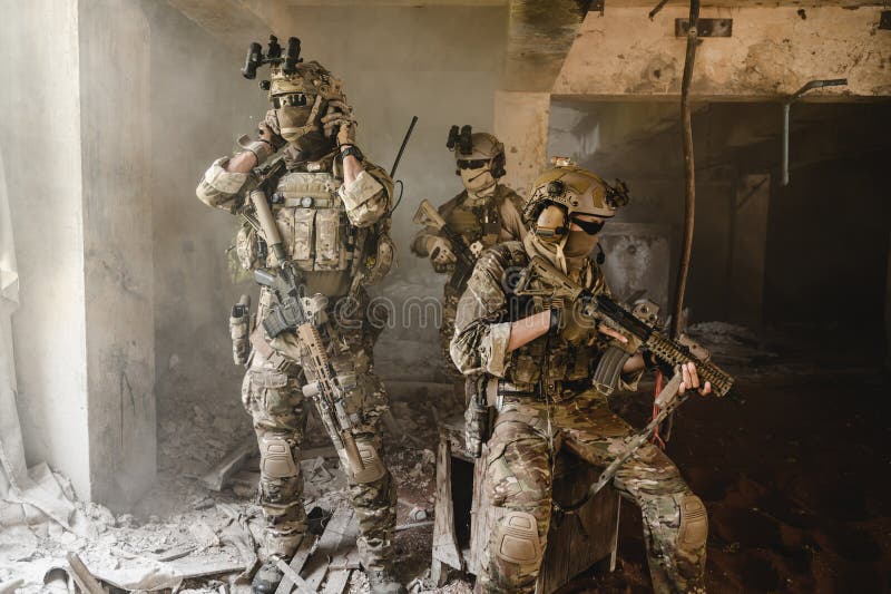 Smart Teamwork of Soldiers Running Forward and Attacking Enemy Stock ...