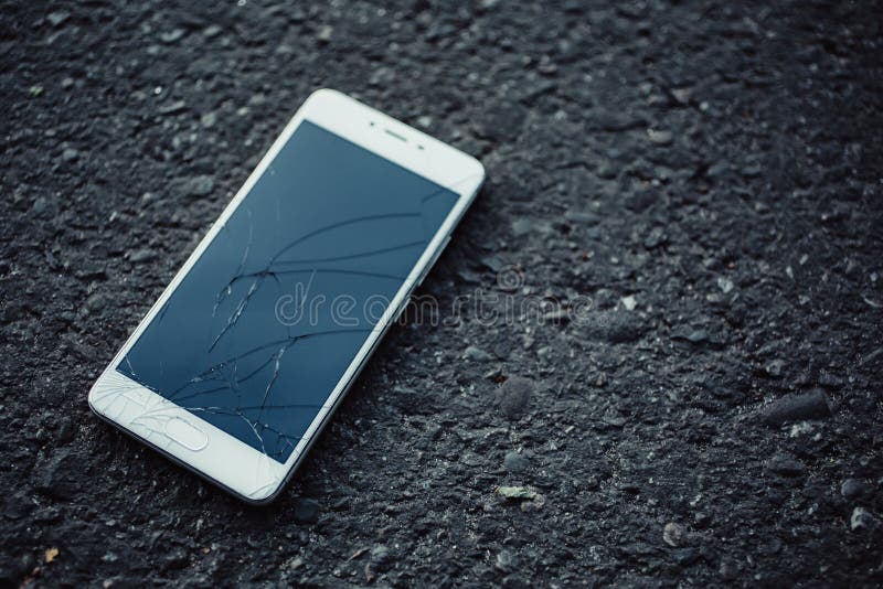 Smartphone Avec L'écran Cassé Photo stock - Image du accident, détruit ...