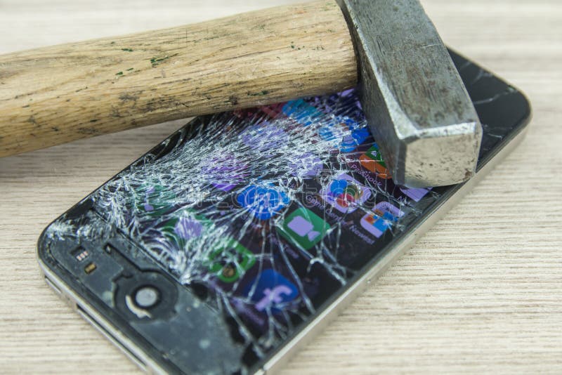 Smartphone à écran cassé image éditorial. Image du homme - 126112360