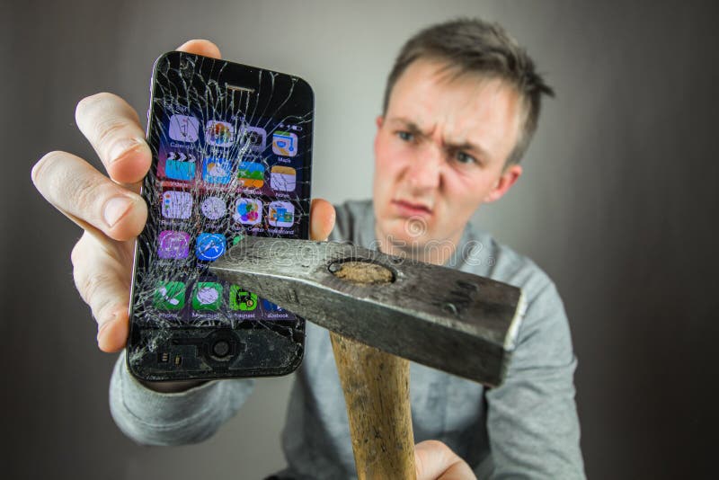 Smartphone à écran cassé image éditorial. Image du homme - 126112360