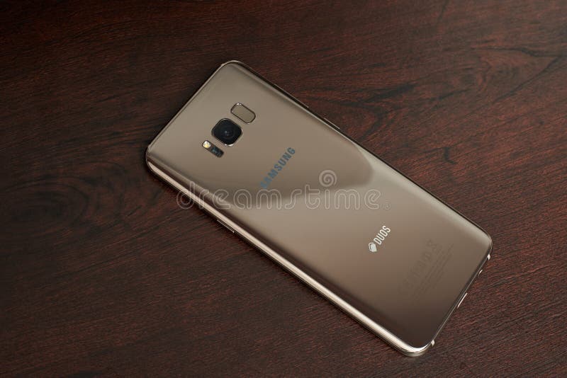 Smartphone De Samsung S8+ De Couleur D'or D'érable Image stock ...
