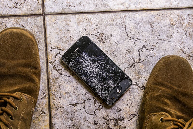 Smartphone roto pantalla foto de archivo. Imagen de roto - 126010444