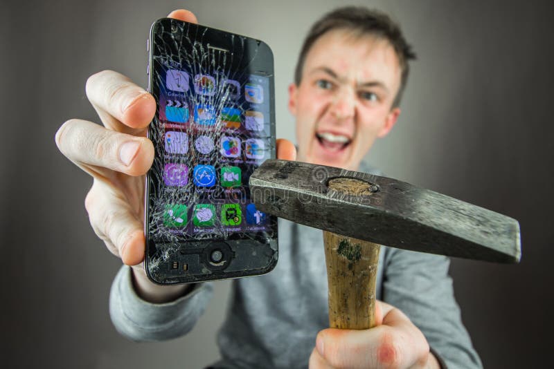 Smartphone roto pantalla imagen editorial. Imagen de cristal - 126112370