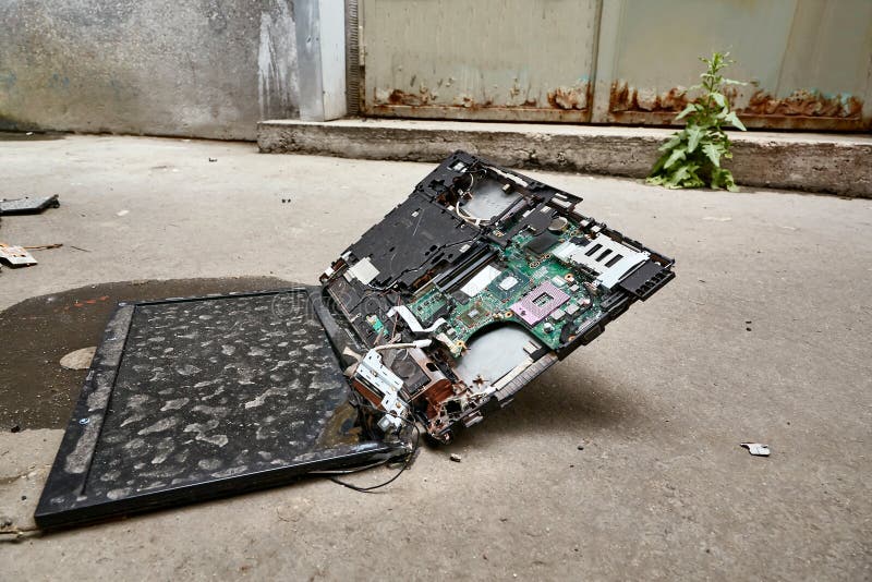 Smashed Computer Stock Photos - Download 935 Royalty Free Photos