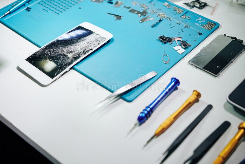 Smashed smartphone screen stock image. Image of screen - 162254579