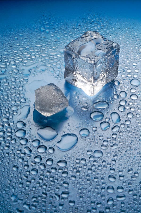 Smeltend Ijs Op Blauwe Achtergrond Stock Foto - Image of verdwijnen ...