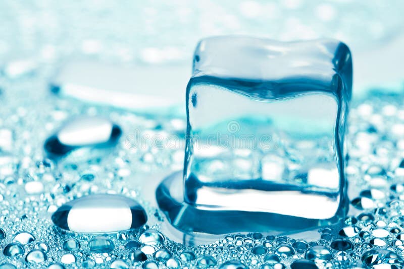 Smeltend ijsblokje stock foto. Image of zuiver, gestemd - 12953240