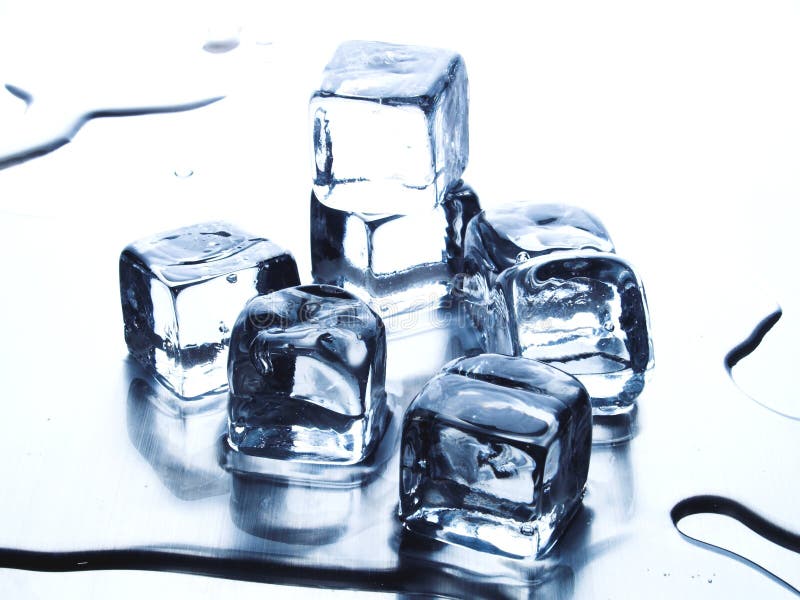 Smeltend ijsblokje stock afbeelding. Image of ontruim - 1489405