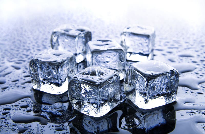 Ijsblokjes stock afbeelding. Image of blauw, dauw, dalingen - 1866913