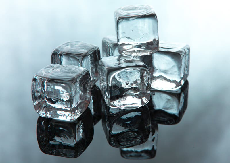 Smeltende ijsblokjes stock foto. Image of blauw, ijzig - 7652290