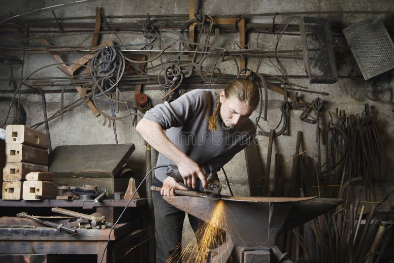 Smid Working in Workshop stock foto. Image of volwassen - 33907478