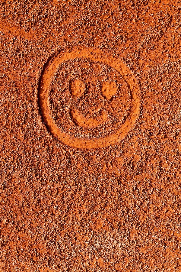 Smiley in het zand stock afbeelding. Image of zomer, emoticon - 26621537