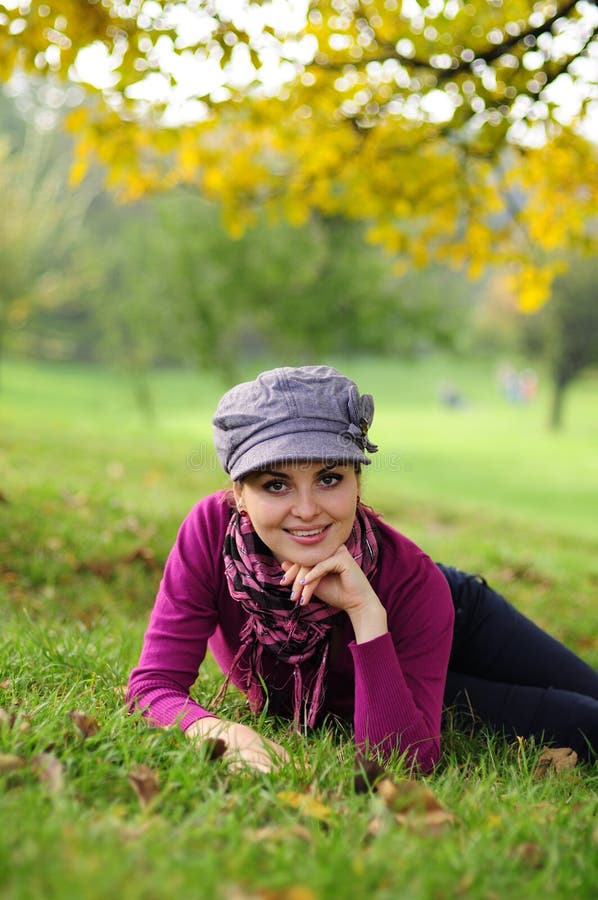 Smiley Libre De Jeune Fille Photo stock - Image du fille, liberté: 13020088
