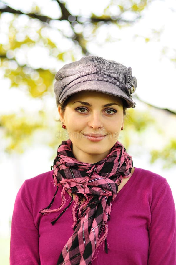 Jeune fille libre image stock. Image du rose, femmes - 13020079