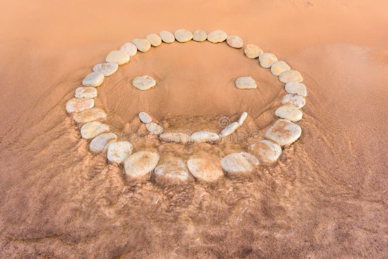 Emoticon op het zand stock foto. Image of tekening, meditatie - 70407196