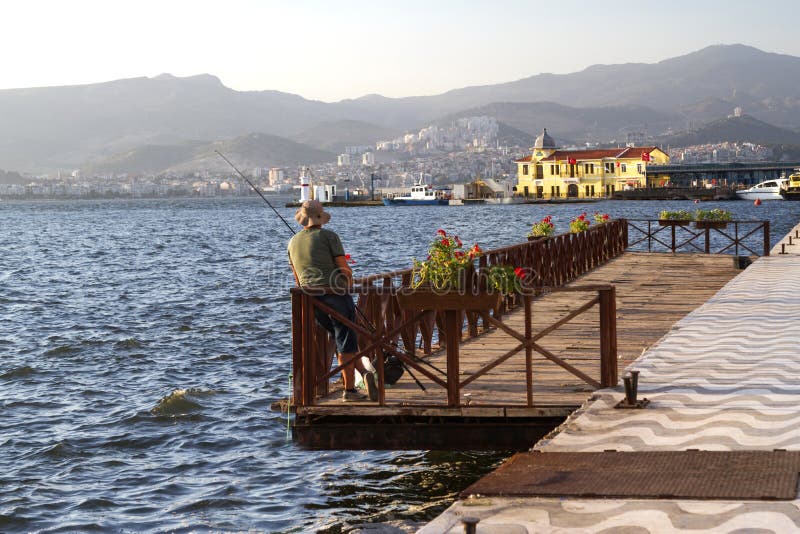 Porto di Smirne, Turchia fotografia editoriale. Immagine di mare - 33151617