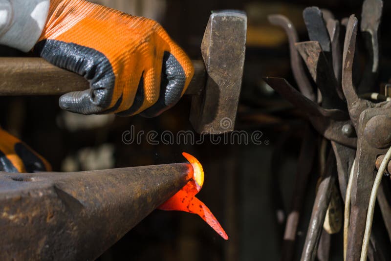 Smith Que Forja El Hierro Caliente Imagen de archivo - Imagen de arte ...