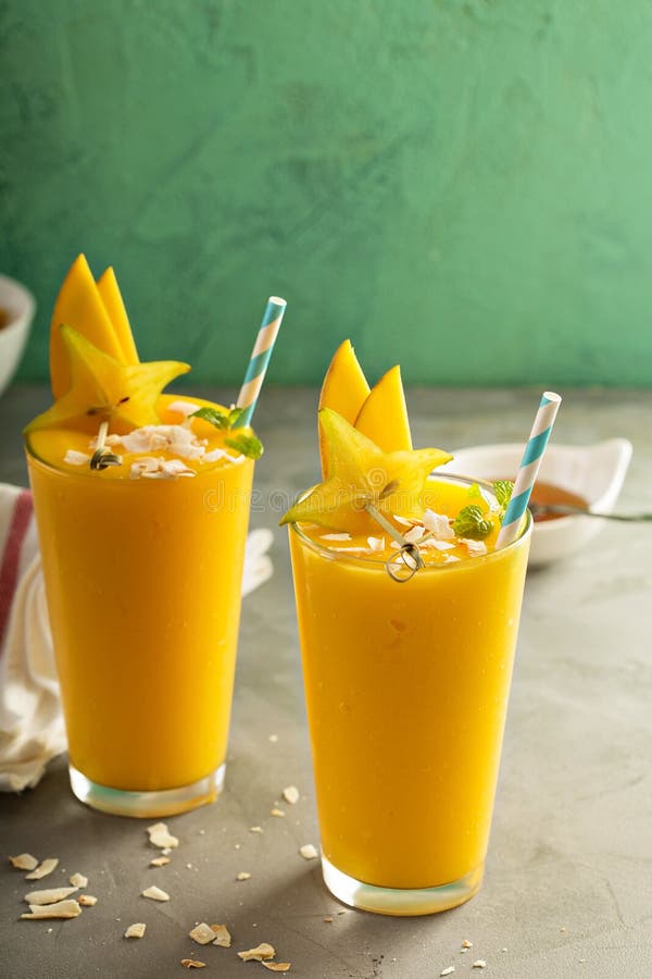 Smoothie Del Mango Con La Miel Y El Coco Imagen de archivo - Imagen de ...
