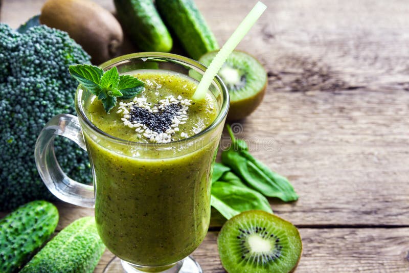 Smoothie vegetal verde foto de archivo. Imagen de casero - 93722988