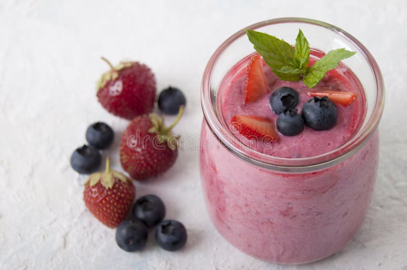 Smoothies Met Bosbessen En Aardbeien Met Yoghurt Stock Afbeelding ...