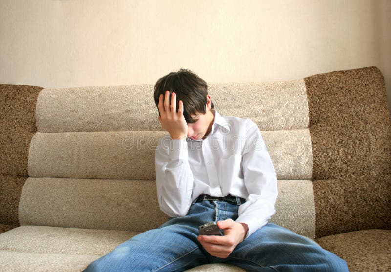 Smutny nastolatek obraz stock. Obraz złożonej z telefon - 19521335