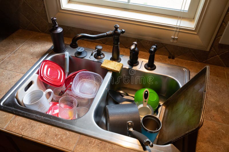 Smutsig Disk Som Staplas I Vasken Arkivfoto - Bild av kök, platta ...