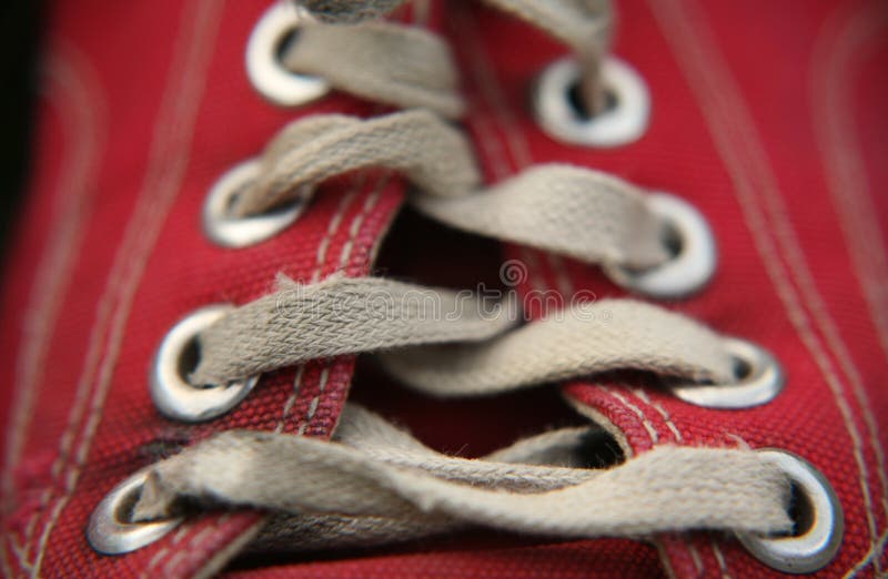 Snör åt den slitage skon fotografering för bildbyråer. Bild av gammalt ...