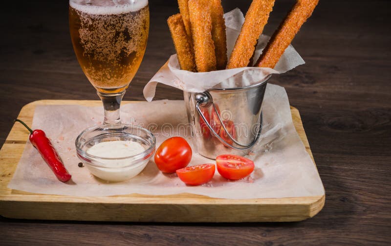 Snack Voor Bier in De Vorm Van Crackers En Saus Voor Hen Stock Foto ...