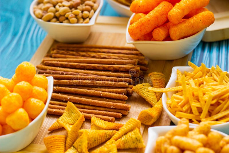 Snacks Salgados Servidos Como Comida De Festa Em Tigelas Imagem de ...